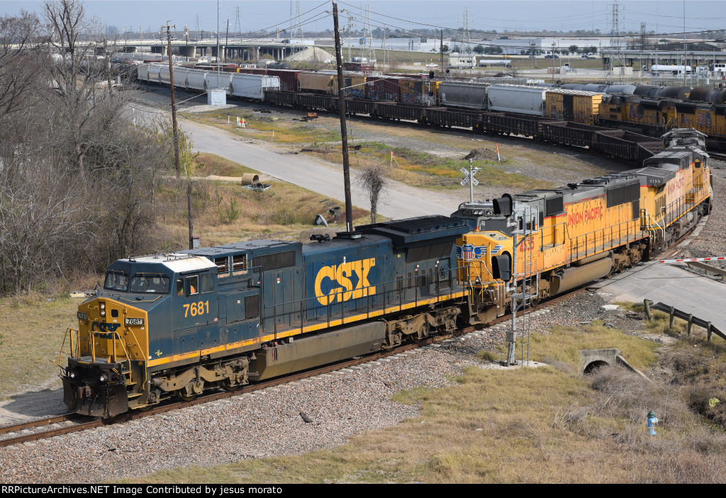 csx 7681 leading north
